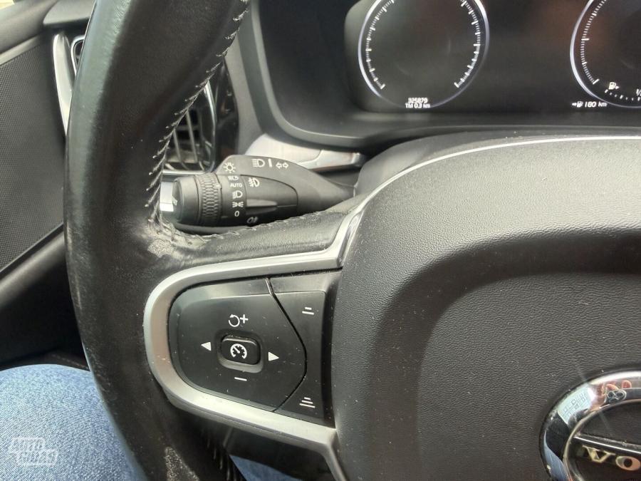 Zils Volvo V60 2020 Panevēža, ar dzinēja tilpumu 2.00 L un nobraukumu 326 tūkst. km par 12300 €, foto 24 vietnē AUTOMOTO.COM.LV