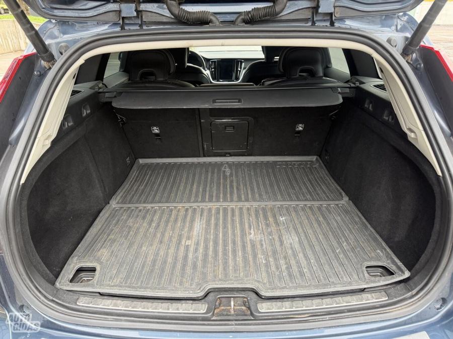 Zils Volvo V60 2020 Panevēža, ar dzinēja tilpumu 2.00 L un nobraukumu 326 tūkst. km par 12300 €, foto 33 vietnē AUTOMOTO.COM.LV