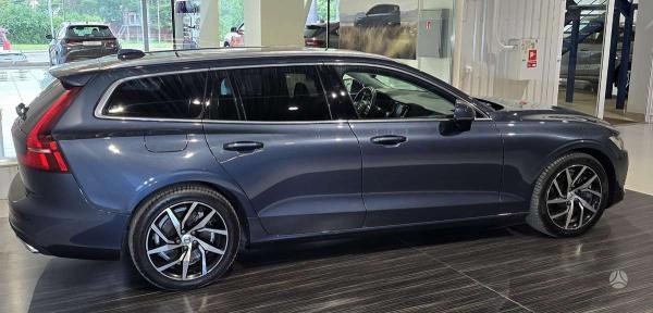 Blue Volvo V60 2020 in Siauliai, with an engine capacity of 1.97 L and mileage of 61 thousand km for 23500 €, photo 6 on AUTOMOTO.COM.LV
