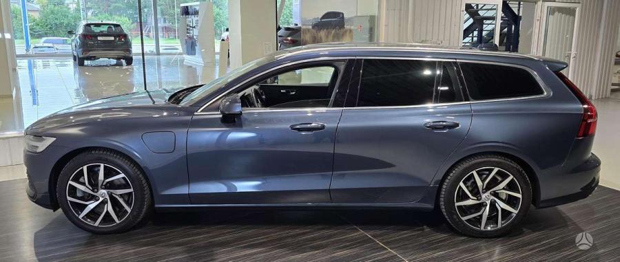 Blue Volvo V60 2020 in Siauliai, with an engine capacity of 1.97 L and mileage of 61 thousand km for 23500 €, photo 8 on AUTOMOTO.COM.LV