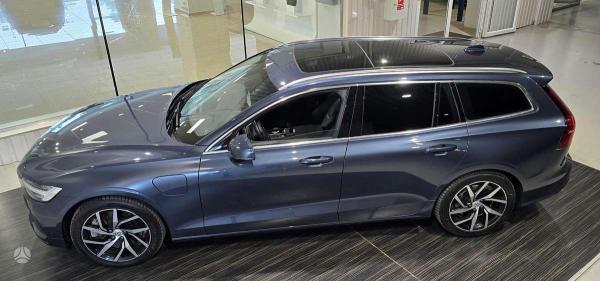 Blue Volvo V60 2020 in Siauliai, with an engine capacity of 1.97 L and mileage of 61 thousand km for 23500 €, photo 8 on AUTOMOTO.COM.LV