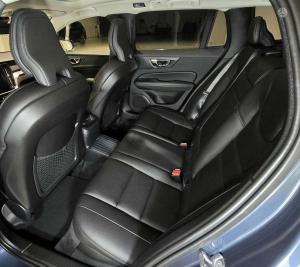 Blue Volvo V60 2020 in Siauliai, with an engine capacity of 1.97 L and mileage of 61 thousand km for 23500 €, photo 35 on AUTOMOTO.COM.LV