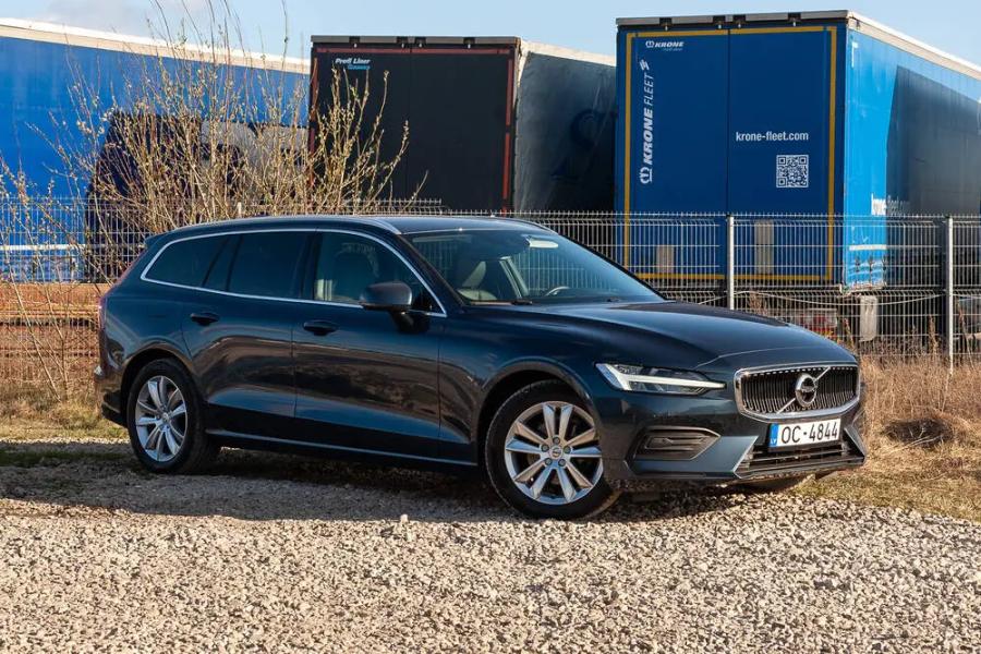 Blue Volvo V60 2021 in Riga, with an engine capacity of 2.00 L and mileage of 149 thousand km for 15995 €, photo 1 on AUTOMOTO.COM.LV