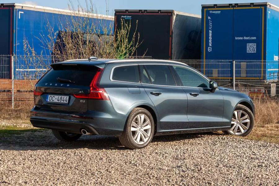 Blue Volvo V60 2021 in Riga, with an engine capacity of 2.00 L and mileage of 149 thousand km for 15995 €, photo 5 on AUTOMOTO.COM.LV