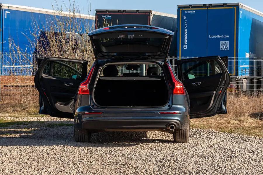 Blue Volvo V60 2021 in Riga, with an engine capacity of 2.00 L and mileage of 149 thousand km for 15995 €, photo 6 on AUTOMOTO.COM.LV