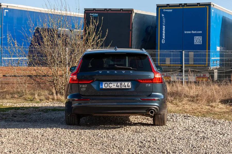 Blue Volvo V60 2021 in Riga, with an engine capacity of 2.00 L and mileage of 149 thousand km for 15995 €, photo 7 on AUTOMOTO.COM.LV