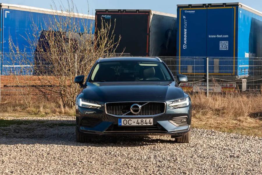 Blue Volvo V60 2021 in Riga, with an engine capacity of 2.00 L and mileage of 149 thousand km for 15995 €, photo 8 on AUTOMOTO.COM.LV