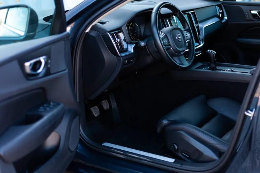Blue Volvo V60 2021 in Riga, with an engine capacity of 2.00 L and mileage of 149 thousand km for 15995 €, photo 19 on AUTOMOTO.COM.LV