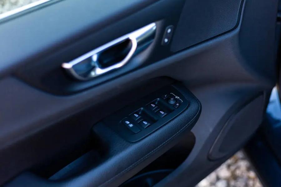 Blue Volvo V60 2021 in Riga, with an engine capacity of 2.00 L and mileage of 149 thousand km for 15995 €, photo 20 on AUTOMOTO.COM.LV