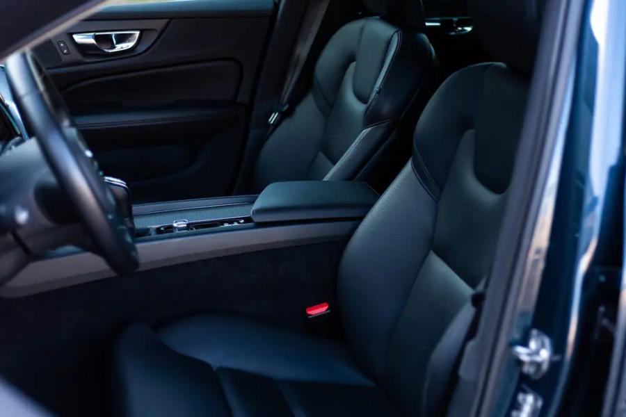 Blue Volvo V60 2021 in Riga, with an engine capacity of 2.00 L and mileage of 149 thousand km for 15995 €, photo 23 on AUTOMOTO.COM.LV