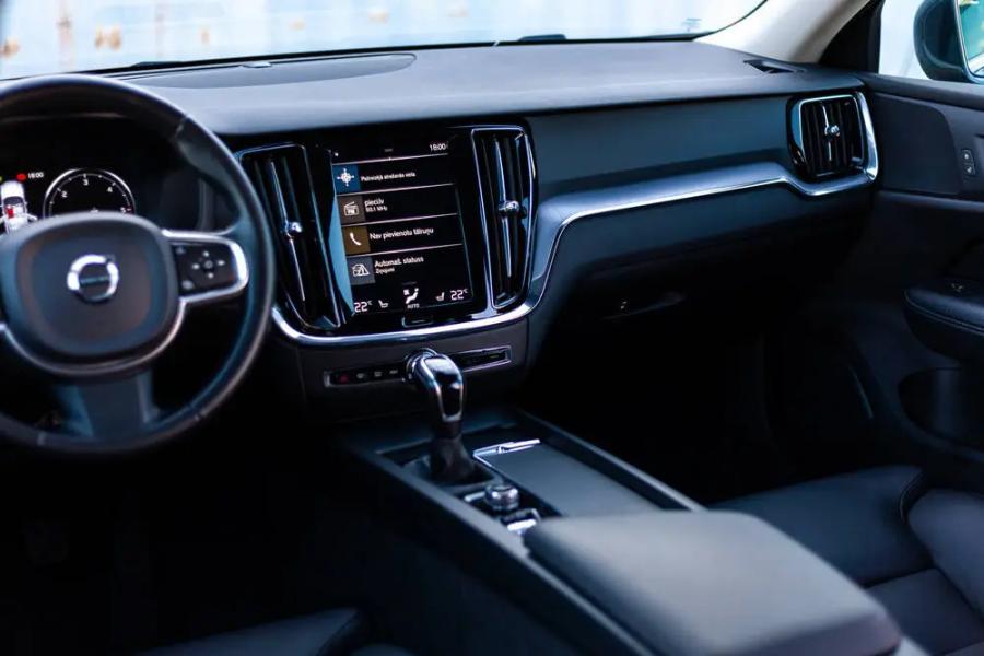 Blue Volvo V60 2021 in Riga, with an engine capacity of 2.00 L and mileage of 149 thousand km for 15995 €, photo 31 on AUTOMOTO.COM.LV