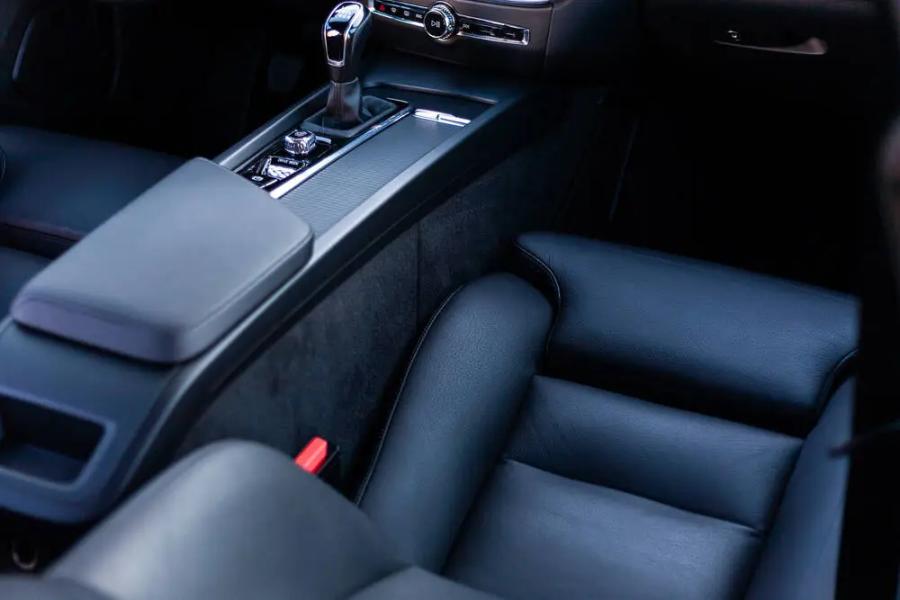 Blue Volvo V60 2021 in Riga, with an engine capacity of 2.00 L and mileage of 149 thousand km for 15995 €, photo 34 on AUTOMOTO.COM.LV