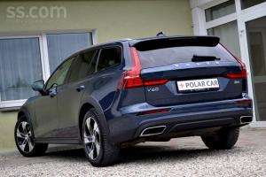 Blue Volvo V60 2021 in Tukums, with an engine capacity of 2.00 L and mileage of 250 thousand km for 21990 €, photo 5 on AUTOMOTO.COM.LV