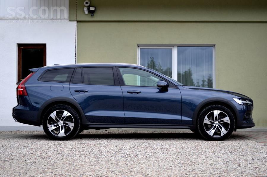 Blue Volvo V60 2021 in Tukums, with an engine capacity of 2.00 L and mileage of 250 thousand km for 21990 €, photo 12 on AUTOMOTO.COM.LV