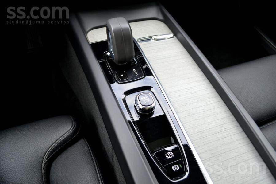 Blue Volvo V60 2021 in Tukums, with an engine capacity of 2.00 L and mileage of 250 thousand km for 21990 €, photo 22 on AUTOMOTO.COM.LV