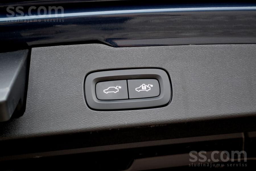 Blue Volvo V60 2021 in Tukums, with an engine capacity of 2.00 L and mileage of 250 thousand km for 21990 €, photo 36 on AUTOMOTO.COM.LV