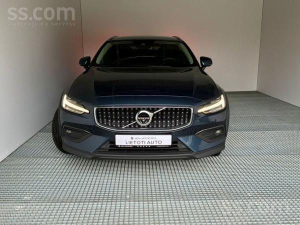 Blue Volvo V60 2022 in Riga, with an engine capacity of 2.00 L and mileage of 125 thousand km for 27990 €, photo 2 on AUTOMOTO.COM.LV