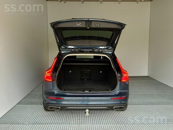 Blue Volvo V60 2022 in Riga, with an engine capacity of 2.00 L and mileage of 125 thousand km for 27990 €, photo 5 on AUTOMOTO.COM.LV
