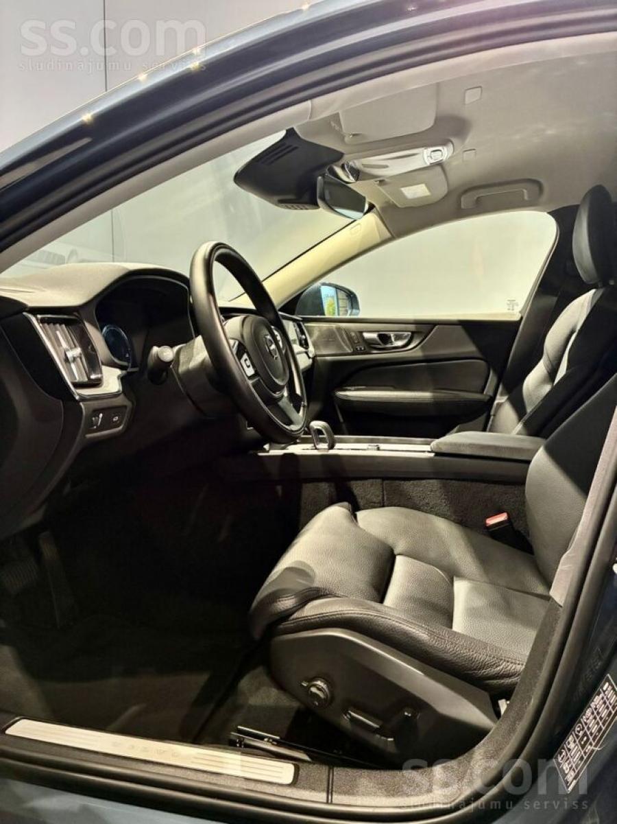 Zils Volvo V60 2022 Rīga, ar dzinēja tilpumu 2.00 L un nobraukumu 125 tūkst. km par 27990 €, foto 8 vietnē AUTOMOTO.COM.LV