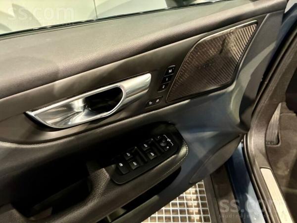Blue Volvo V60 2022 in Riga, with an engine capacity of 2.00 L and mileage of 125 thousand km for 27990 €, photo 8 on AUTOMOTO.COM.LV