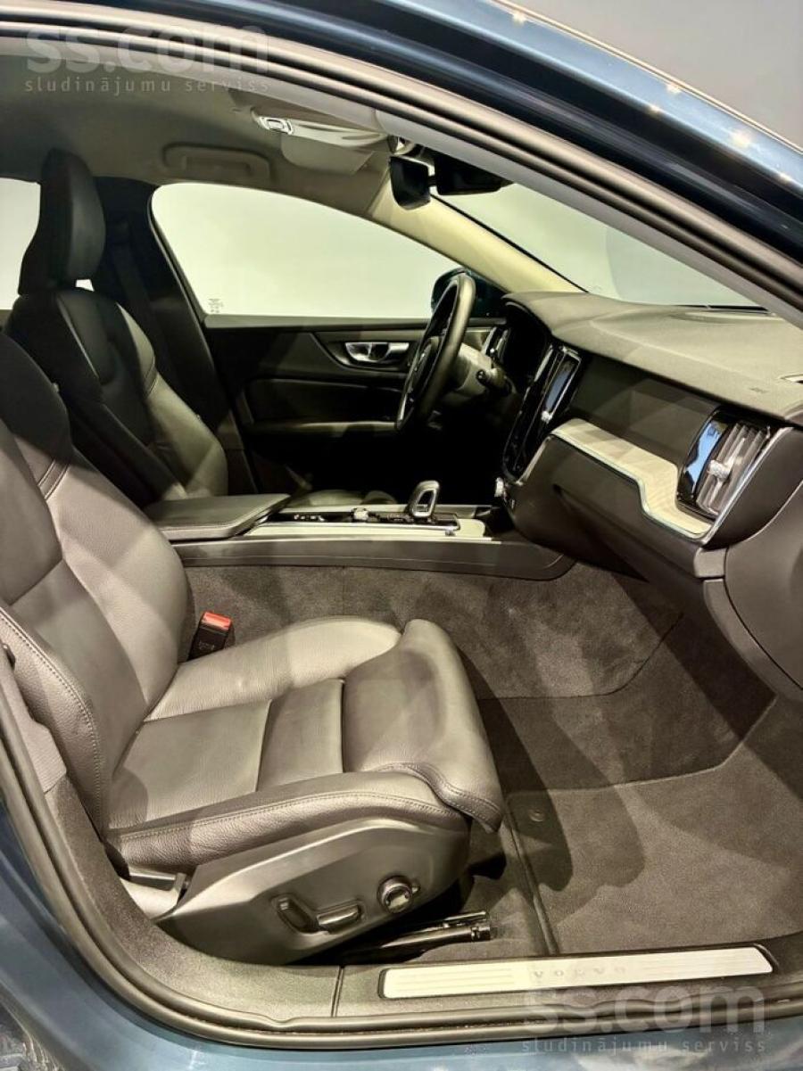 Zils Volvo V60 2022 Rīga, ar dzinēja tilpumu 2.00 L un nobraukumu 125 tūkst. km par 27990 €, foto 17 vietnē AUTOMOTO.COM.LV