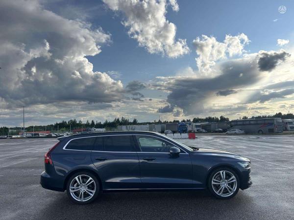 Blue Volvo V60 2022 in Vilnius, with an engine capacity of 1.97 L and mileage of 96 thousand km for 27900 €, photo 5 on AUTOMOTO.COM.LV