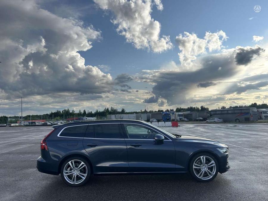 Blue Volvo V60 2022 in Vilnius, with an engine capacity of 1.97 L and mileage of 96 thousand km for 27900 €, photo 6 on AUTOMOTO.COM.LV