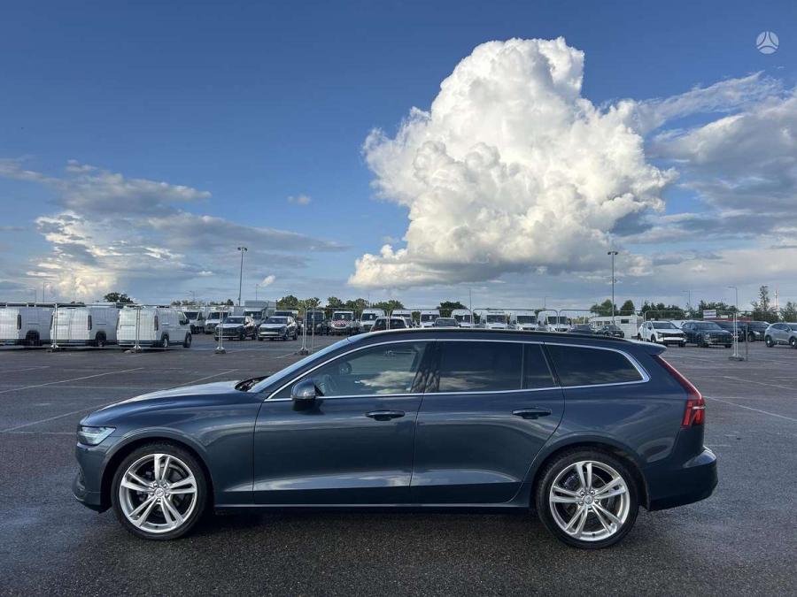 Blue Volvo V60 2022 in Vilnius, with an engine capacity of 1.97 L and mileage of 96 thousand km for 27900 €, photo 17 on AUTOMOTO.COM.LV