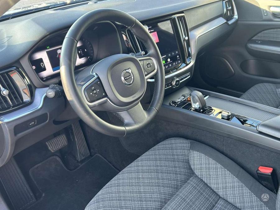 Blue Volvo V60 2022 in Vilnius, with an engine capacity of 1.97 L and mileage of 96 thousand km for 27900 €, photo 19 on AUTOMOTO.COM.LV