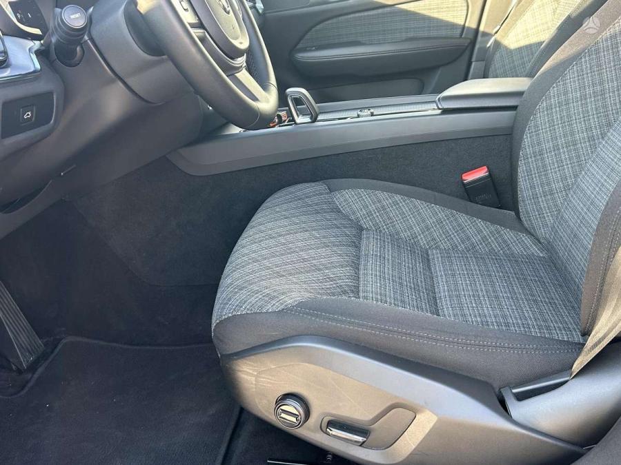 Blue Volvo V60 2022 in Vilnius, with an engine capacity of 1.97 L and mileage of 96 thousand km for 27900 €, photo 25 on AUTOMOTO.COM.LV