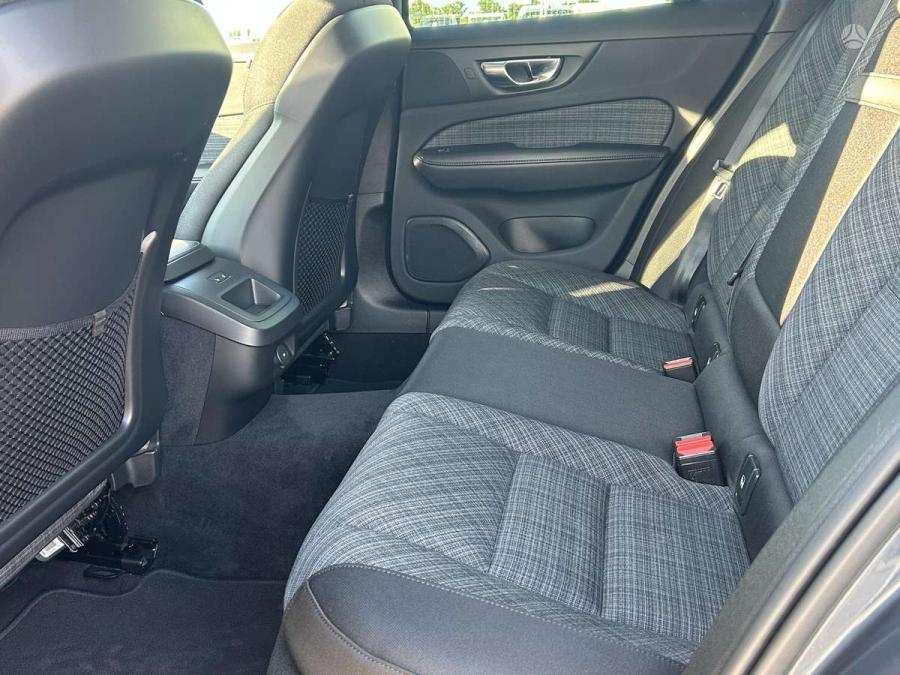 Blue Volvo V60 2022 in Vilnius, with an engine capacity of 1.97 L and mileage of 96 thousand km for 27900 €, photo 28 on AUTOMOTO.COM.LV