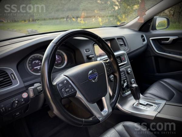 Brown Volvo V60 2011 in Jelgava, with an engine capacity of 2.40 L and mileage of 237 thousand km for 6900 €, photo 10 on AUTOMOTO.COM.LV