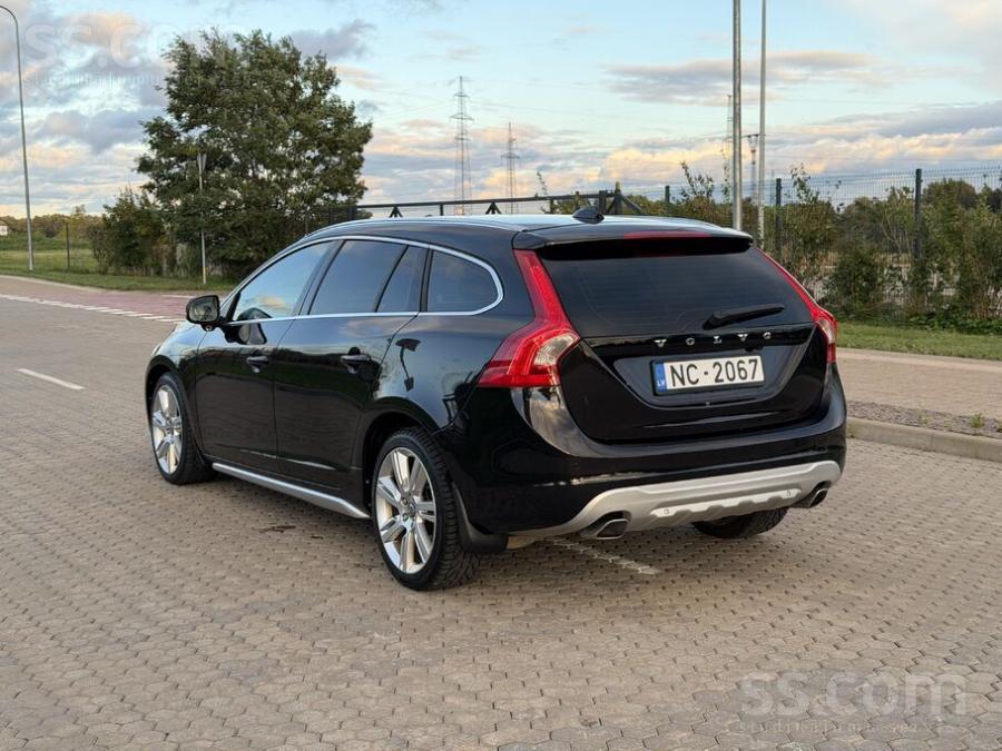 Brown Volvo V60 2011 in Jelgava, with an engine capacity of 2.40 L and mileage of 0 thousand km for 6700 €, photo 3 on AUTOMOTO.COM.LV