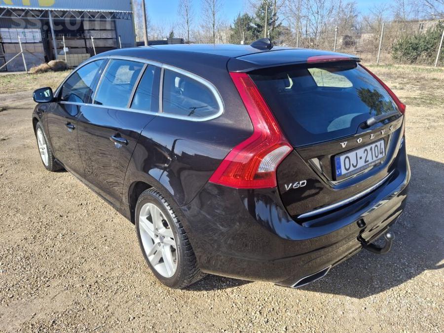 Brūns Volvo V60 2013 Rīga, ar dzinēja tilpumu 2.40 L un nobraukumu 284 tūkst. km par 6995 €, foto 4 vietnē AUTOMOTO.COM.LV