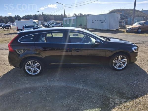 Brūns Volvo V60 2013 Rīga, ar dzinēja tilpumu 2.40 L un nobraukumu 284 tūkst. km par 6995 €, foto 5 vietnē AUTOMOTO.COM.LV