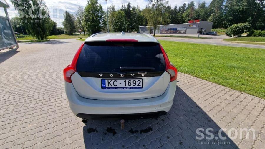 Brūns Volvo V60 2011 Rīga, ar dzinēja tilpumu 2.00 L un nobraukumu 0 tūkst. km par 5650 €, foto 5 vietnē AUTOMOTO.COM.LV