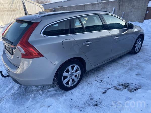 Brūns Volvo V60 2011 Rīga, ar dzinēja tilpumu 2.00 L un nobraukumu 268 tūkst. km par 2750 €, foto 4 vietnē AUTOMOTO.COM.LV