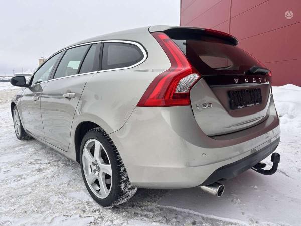 Brown Volvo V60 2011 in Kaunas, with an engine capacity of 2.00 L and mileage of 263 thousand km for 5590 €, photo 6 on AUTOMOTO.COM.LV