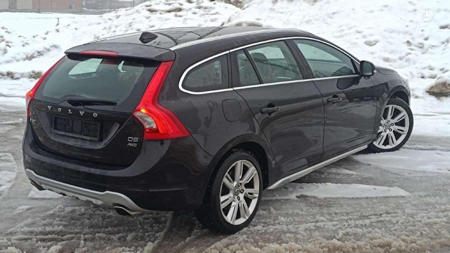 Brūns Volvo V60 2011 Kauņa, ar dzinēja tilpumu 2.40 L un nobraukumu 284 tūkst. km par 6900 €, foto 4 vietnē AUTOMOTO.COM.LV