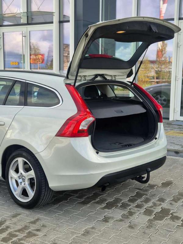 Brown Volvo V60 2011 in Vilnius, with an engine capacity of 1.98 L and mileage of 288 thousand km for 5250 €, photo 4 on AUTOMOTO.COM.LV