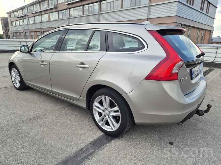 Brūns Volvo V60 2011 Rīga, ar dzinēja tilpumu 1.60 L un nobraukumu 270 tūkst. km par 3200 €, foto 3 vietnē AUTOMOTO.COM.LV