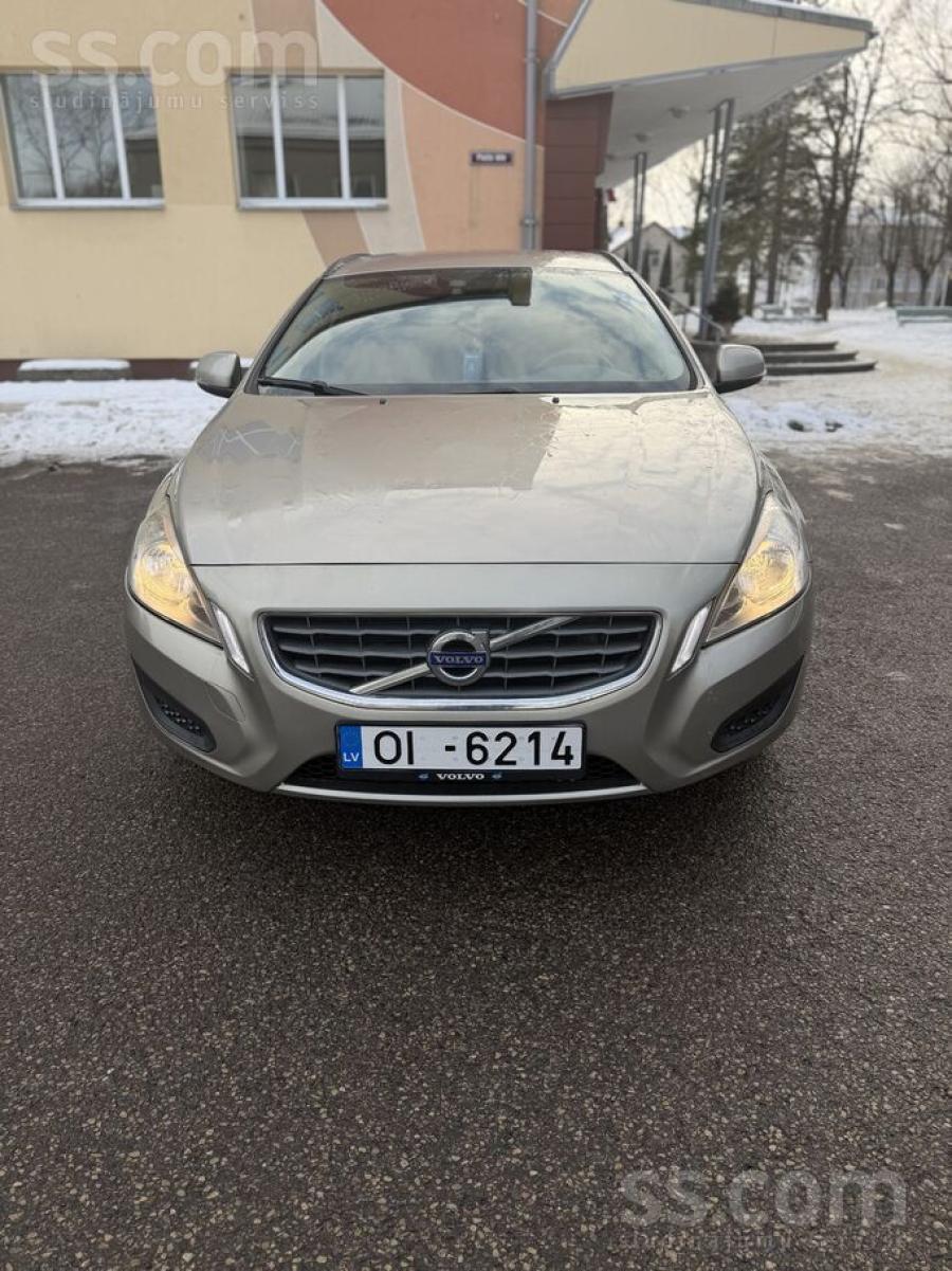 Brown Volvo V60 2011 in Riga, with an engine capacity of 1.60 L and mileage of 291 thousand km for 3950 €, photo 3 on AUTOMOTO.COM.LV