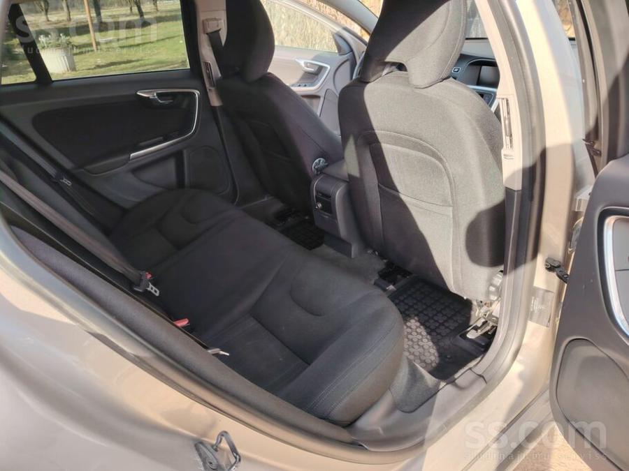 Brown Volvo V60 2011 in Riga, with an engine capacity of 1.60 L and mileage of 291 thousand km for 3950 €, photo 11 on AUTOMOTO.COM.LV