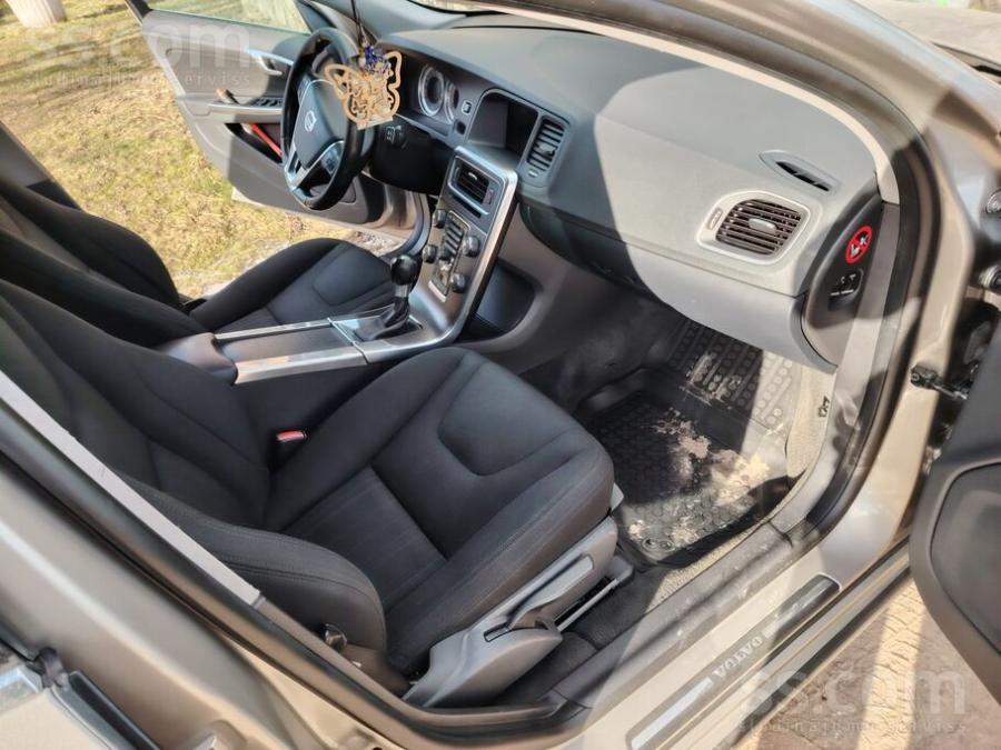 Brown Volvo V60 2011 in Riga, with an engine capacity of 1.60 L and mileage of 291 thousand km for 3950 €, photo 12 on AUTOMOTO.COM.LV