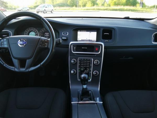 Brown Volvo V60 2011 in Riga, with an engine capacity of 2.00 L and mileage of 359 thousand km for 5995 €, photo 5 on AUTOMOTO.COM.LV