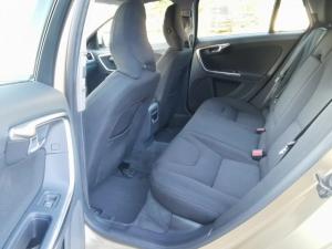 Brūns Volvo V60 2011 Rīga, ar dzinēja tilpumu 2.00 L un nobraukumu 359 tūkst. km par 5995 €, foto 7 vietnē AUTOMOTO.COM.LV