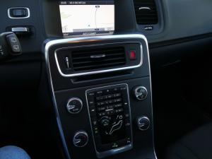 Brūns Volvo V60 2011 Rīga, ar dzinēja tilpumu 2.00 L un nobraukumu 359 tūkst. km par 5995 €, foto 9 vietnē AUTOMOTO.COM.LV