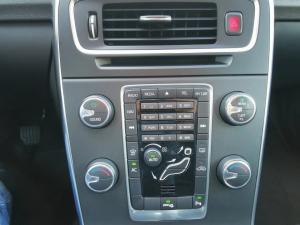 Brūns Volvo V60 2011 Rīga, ar dzinēja tilpumu 2.00 L un nobraukumu 359 tūkst. km par 5995 €, foto 10 vietnē AUTOMOTO.COM.LV