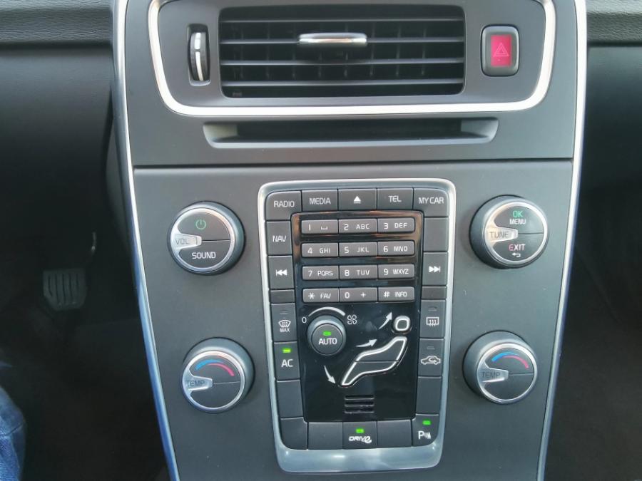 Brūns Volvo V60 2011 Rīga, ar dzinēja tilpumu 2.00 L un nobraukumu 359 tūkst. km par 5995 €, foto 10 vietnē AUTOMOTO.COM.LV
