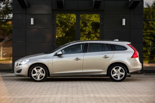 Brown Volvo V60 2011 in Riga, with an engine capacity of 2.00 L and mileage of 289 thousand km for 6990 €, photo 2 on AUTOMOTO.COM.LV